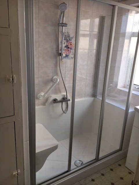 Mr & Mrs Price's Brand New Liberty Shower! - Freedom Showers